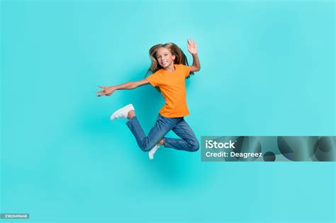 흥분 미친 예쁜 여학생 소녀 점프 공기 트램폴린 평온한 손 활성화 운동의 전신 길이 사진 아쿠아 마린 색상 배경에 고립 된 소녀에 대한 스톡 사진 및 기타 이미지 Istock