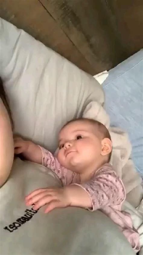 This Incredible Mom Breastfeeds While Doing Yoga And The Poses Are Hard