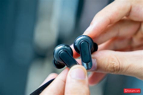 Cùng chiêm ngưỡng chiếc tai nghe độc đáo có màn hình ngoài như điện thoại gập vừa ra mắt tại