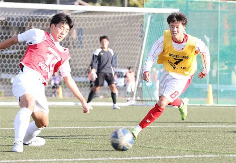 鎌田大地の母校・東山の快速ウイング阪田澪哉（右）（撮影・長嶋 久樹） ― スポニチ Sponichi Annex サッカー