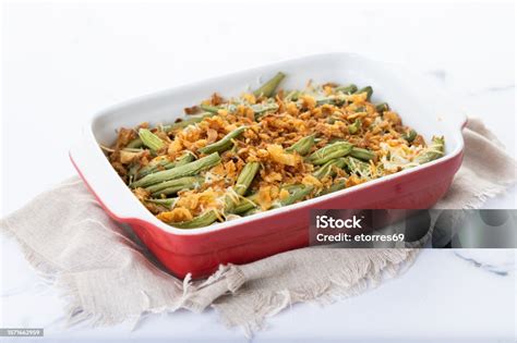 흰색 바탕에 분리된 프렌치 프라이드 양파와 버섯 크림을 얹은 전통적인 녹두 캐서롤 복사 공간 0명에 대한 스톡 사진 및 기타 이미지 Istock