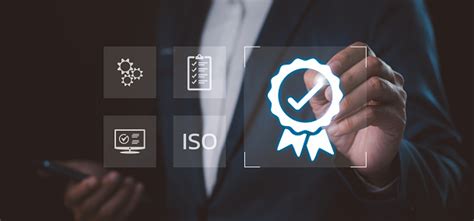 사업가는 인증 Iso 표준 및 품질 보증을 위한 아이콘과 상호 작용하며 이 개념은 비즈니스 표준의 규정 준수 품질 및 신뢰를 강조합니다 보증 및 서비스 개념 가리키기에 대한