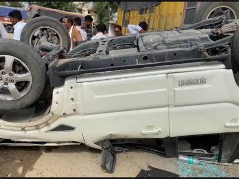 High Speed Scorpio Overturned On The Road 6 People Injured तेज