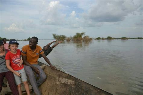 Sur Le Fleuve Niger Des Kilomètres Pour Les Enfants