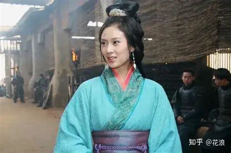 公元210年，周瑜去世，孙权来奔丧，看到了周瑜5岁的女儿，对站在一旁的小乔说：“给我做媳妇吧。”小乔听后大吃一惊，说道：“我女儿还这么小，怎么
