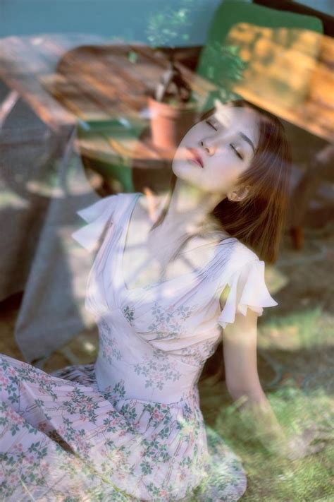 瓜子臉碎花長裙美女玻璃光影寫真 每日頭條
