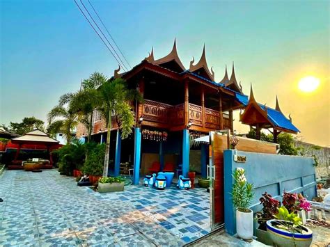 Eating Free Foods And Drinks งานชักพระศรีอาริย์ วัดไลย์ 391 ม 9 ต