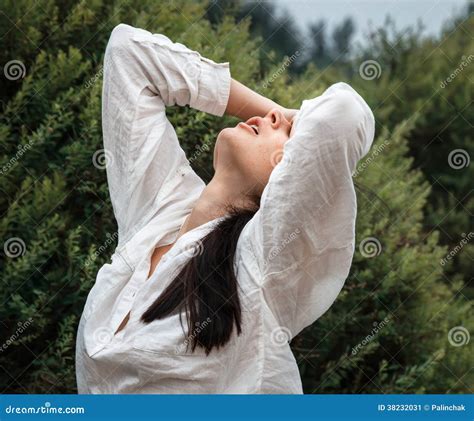 Красивая женщина в саде стоковое изображение изображение насчитывающей сад 38232031