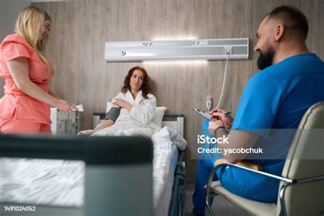병원에서 여성 환자에게 의료 서비스를 제공하는 돌보는 의사 3 명에 대한 스톡 사진 및 기타 이미지 3 명 30 34세