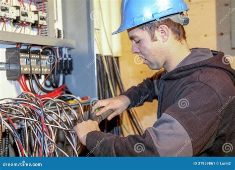 Młody elektryk obraz stock Obraz złożonej z specjalista