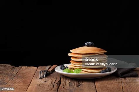 소박한 나무 테이블에 블루베리의 팬케이크 아침 식사에 디저트입니다 텍스트에 대 한 공간을 복사 0명에 대한 스톡 사진 및 기타