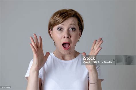 아름 다운 젊은 빨간 머리 백인 여자는 놀란 얼굴의 초상화를 닫습니다 매력적인 여성을 보는 넓은 눈과 입을 깜짝 놀라게 카메라