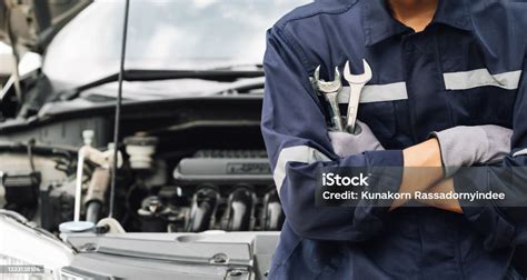 렌치와 자동차 정비의 손 자동 수리 차고 정비사는 차고에서 자동차의 엔진에서 작동합니다 수리 서비스 자동차 검사 서비스 및 자동차 수리 서비스의 개념 Diy에 대한 스톡