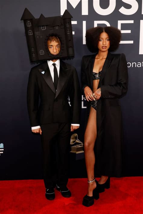 Jaden Smith Lleva Una Casa En La Cabeza En La Alfombra Roja De Los