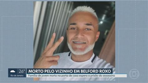 Jovem é Morto Na Porta De Casa Em Frente à Mãe Em Belford Roxo