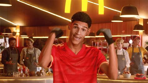 Luva de Pedreiro se une ao McDonalds para anunciar os sanduíches da Copa do Mundo da FIFA