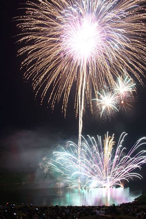 夜空、水面に華 田瀬湖湖水まつり花火大会 花巻・東和｜iwanichi Online 岩手日日新聞社