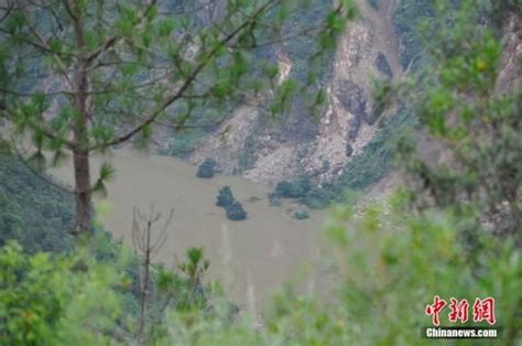 鲁甸灾区最大堰塞湖泄流槽抢通 鲁甸 堰塞湖 云南 新浪新闻