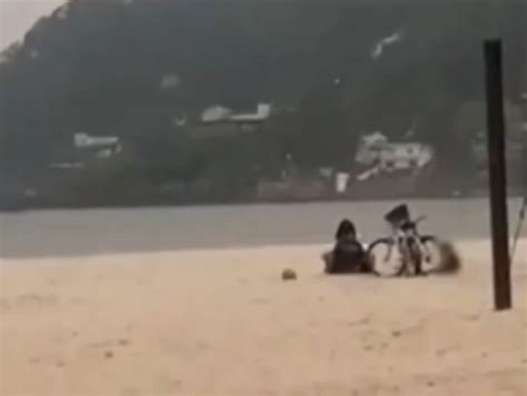 Casal Faz Sexo Ao Lado De Crian A Em Praia De S O Paulo