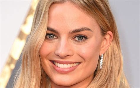 Décolleté et corset transparent Margot Robbie a recréé le look
