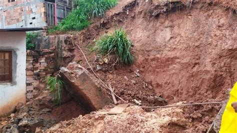Casas São Interditadas Após Deslizamento De Terra Em Camaçari Bahia No Ar