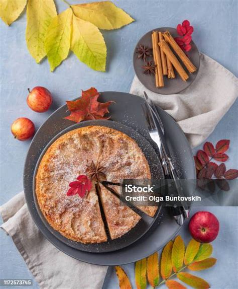 나무 블루 테이블 가을에 빨간 사과와 계피와 향기로운 수제 사과 파이 0명에 대한 스톡 사진 및 기타 이미지 0명 가을 갈색 Istock