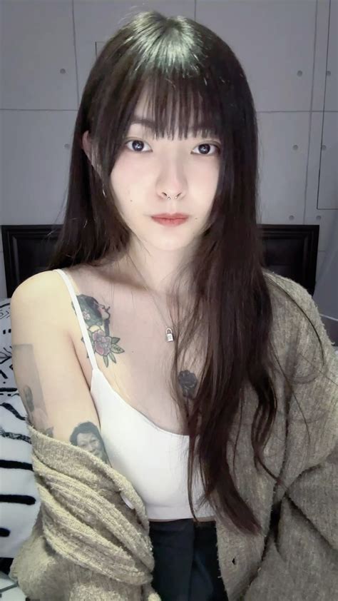 Fiona Wu 我今天就來告訴你們我在床上有多厲害 我能在床上不吃不喝一整天😤 不想下床 想睡覺 Instagram