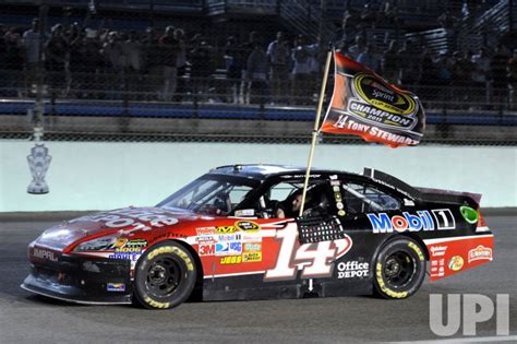 Photo Tony Stewart Wins The Nascar Ford 400 At Homestead Florida