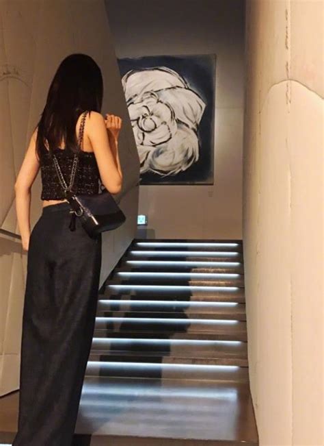 林允儿最接地气的一组穿搭，女生不看都要后悔，轻松减龄显魅力
