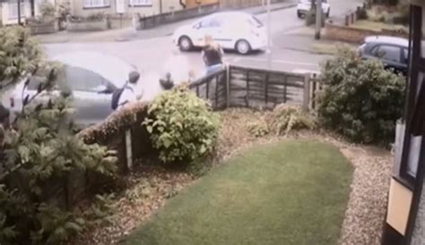 شاهد عائلة تهرب من موت محقق في حادث سيارة