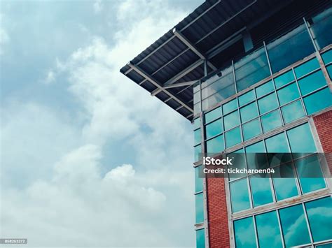 아름 다운 하늘 유리에 구름의 반사와 높고 현대적인 건물 거울에 대한 스톡 사진 및 기타 이미지 거울 건물 외관 건설