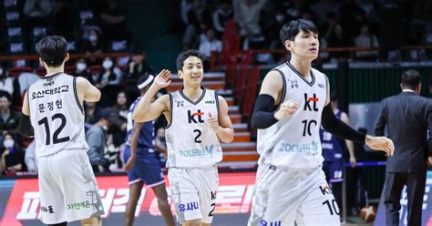 프로농구 형제 대결 동생 허훈이 웃었다kt Kcc 꺾고 4연승