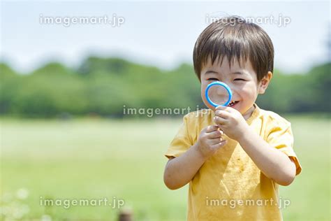 虫眼鏡を持つ日本人の男の子の写真素材 129322026 イメージマート