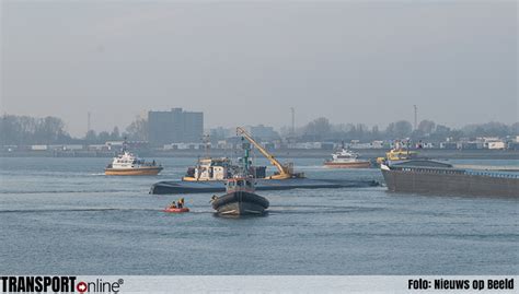 Transport Online Binnenvaartschip Gekapseisd In Rotterdam Foto