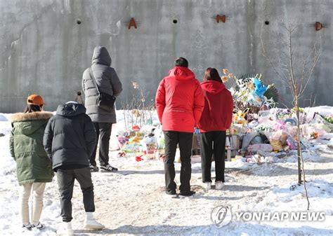 쉽사리 떨어지지 않는 발걸음 연합뉴스
