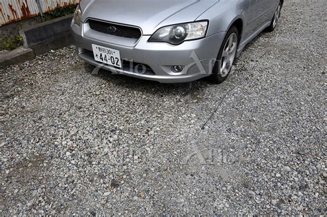 砂利敷きの駐車場 228386886 の写真素材 アフロ