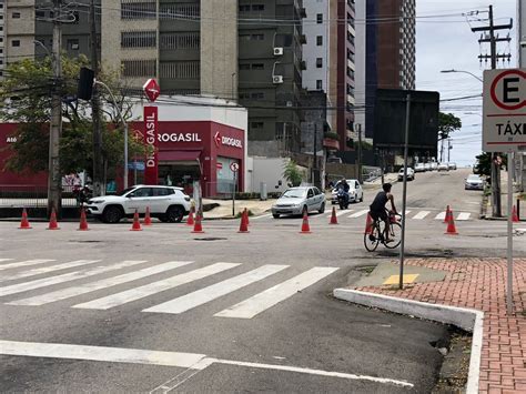 Carro derruba semáforo e cruzamento é interditado na Zona Leste de