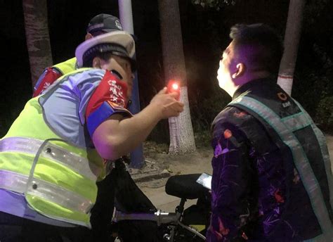 深夜，聊城一代驾小哥骑车摔伤出血不止，幸亏遇到他们男子李怀磊经时