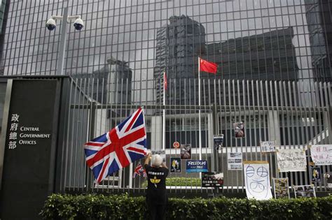 高掛22年仍未獲認同》港英旗、英國國旗、黑色紫荊花旗香港「反送中」群眾就是不拿特區旗 風傳媒
