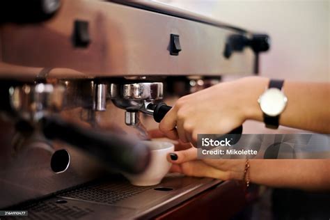 에스프레소 음료 과정 또는 소규모 사업체의 상점 서비스를 위한 커피 머신의 손 여성 또는 바리스타 레스토랑 스타트업 카페 또는 카푸치노 라떼 또는 모닝 브루를 위한 컵을