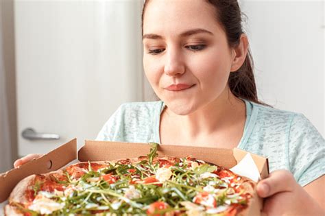 패스트 푸드 피자 의 맛을 기대 하는 부엌 테이블에 앉아 통통한 여자 흥분 클로즈업 가정 생활에 대한 스톡 사진 및 기타 이미지