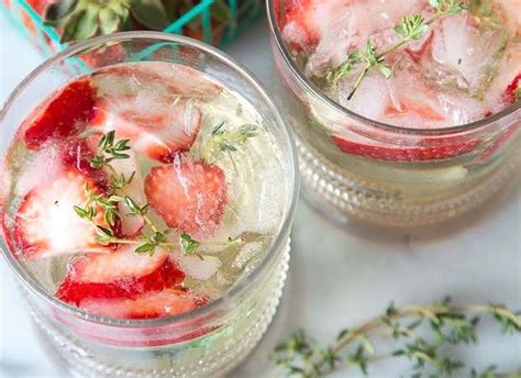 32 Elegant And Easy Prosecco Cocktail Recipes