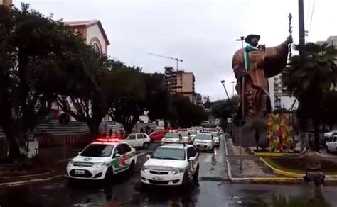 Policias ligam sirenes em homenagem aos policiais mortos em serviço