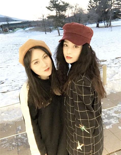 雪已經夠白了，范冰冰和旁邊的美女比雪還白！網友：粉白粉白的！ 每日頭條