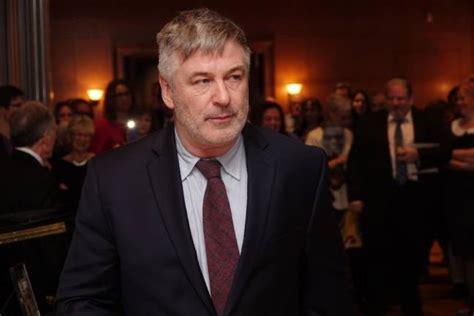 当亚历克·鲍德温（alec Baldwin）到达定居点时 必威杯足球