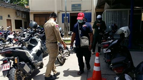 ឃាត់ខ្លួនប៉ូលិសក្លែងក្លាយ៤នាក់ អុកឡុកប្រជាពលរដ្ឋ Phnom Penh Reporter