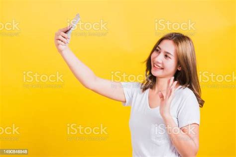 여자 십대 미소 서 서 착용 티셔츠 만들기 셀카 사진 스마트폰에 화상 전화 25 29세에 대한 스톡 사진 및 기타 이미지