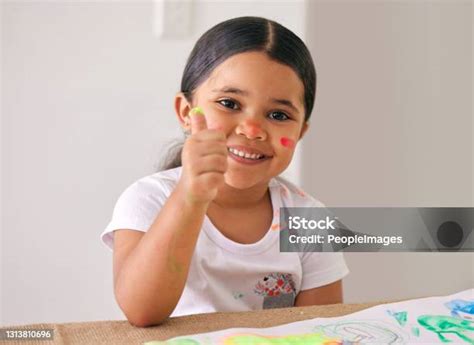 그림하는 동안 엄지 손가락을 보여주는 사랑스러운 어린 소녀의 샷 소녀에 대한 스톡 사진 및 기타 이미지 소녀 아이 엄지손가락을 위로 Istock