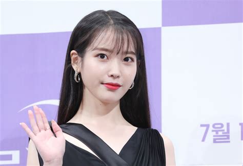 아이유 이종석과 열애 인정 후 첫 근황은 ‘기부지난해만 9억 쾌척 이투데이