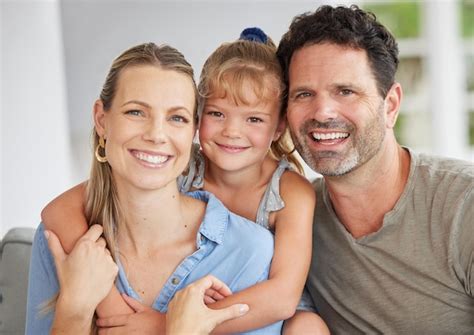 Família Mãe E Pai Com Filho Em Sua Casa Sentado E Posando Na Sala De